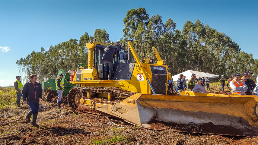Dia de Campo apresentou Komatsu D85 subsolador para clientes da região ...